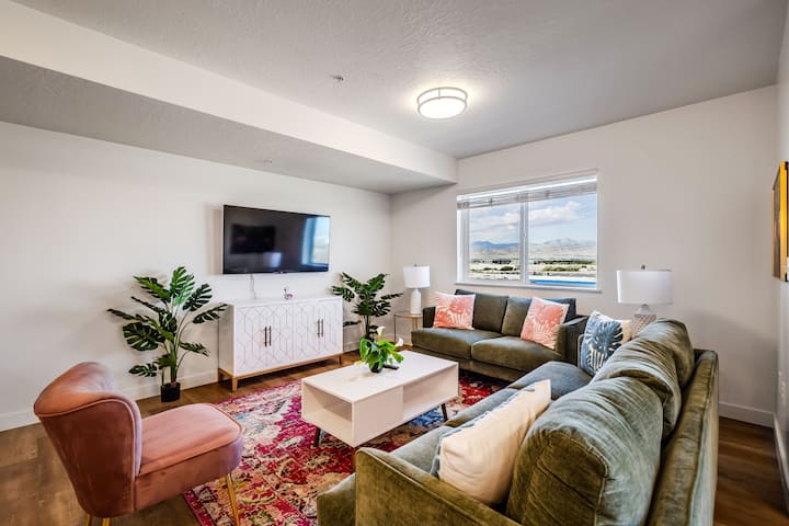 4th Fl Corner Unit W/ Hot Tubs, Gym, & Clubhouse - Sandy, UT
