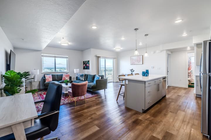 4th Fl Corner Unit W/ Hot Tubs, Gym, & Clubhouse - Sandy, UT