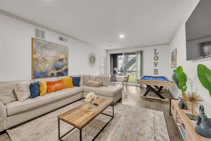 Chic Getaway 3br/2ba W/pool Table- 6 Beds - Dt Atx - Austin, TX