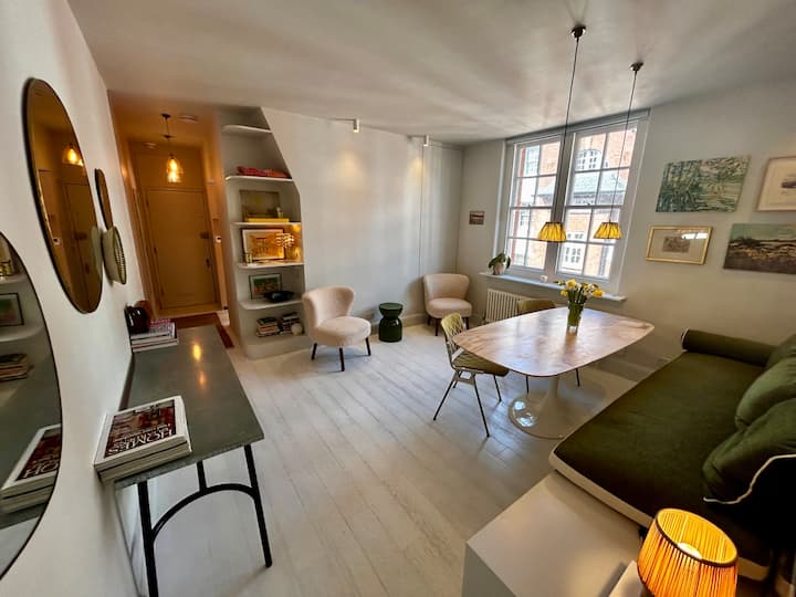 Romantic Bolthole Just Off Chelsea's King's Road - London