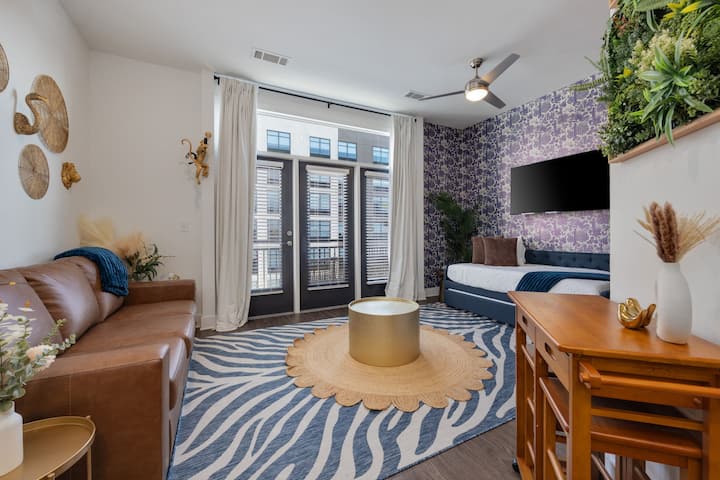 Welcome To The Jungle | Downtown Nashville Apt - Nashville, TN