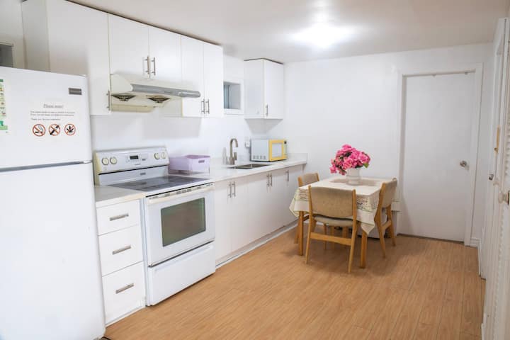 Entire Cozy 3-bedroom 2-private-bathroom Basement - Toronto