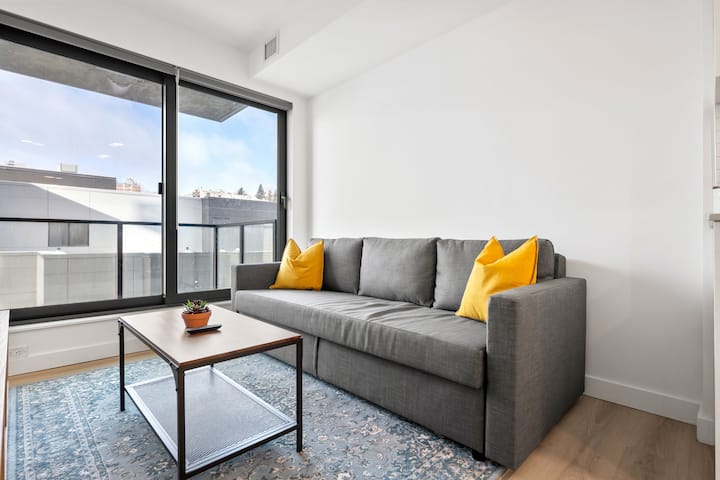 Calgary Dt Apt | Office | Near Transit & 17th - Mount Royal University