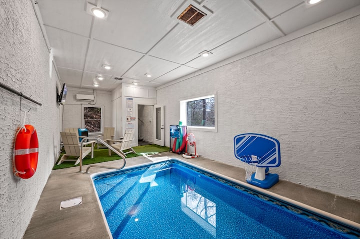 Christmas! 4br Retreat | Pool • Theater • Arcade - Pigeon Forge, TN