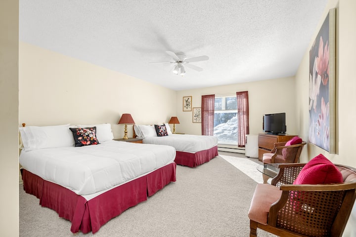 Cozy Studio In Rocky Mountains: Hot Tub, Pool, Gym - Kimberley, BC, Canada