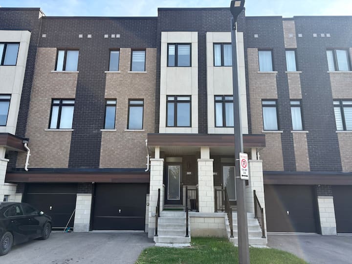 Entire Spacious 3 Br Quiet Family Retreat - Oshawa