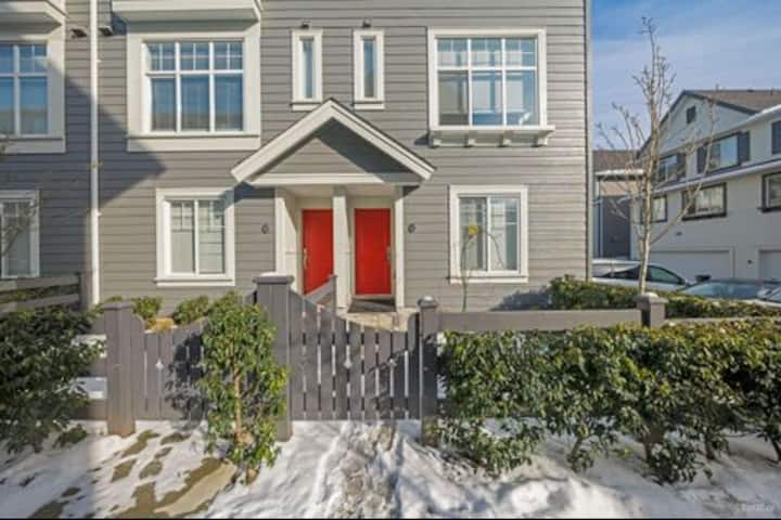 Entire Place Beautiful Home Stay - Surrey, BC