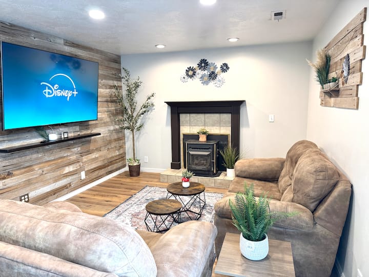 Rustic Charm, Cozy And Comfy Nearby Olympic Oval - West Jordan, UT