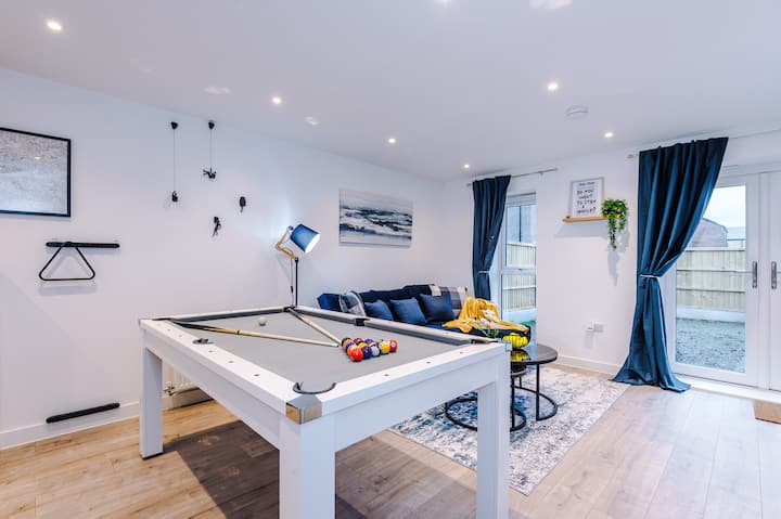 3 X King Size Beds, Pool Table, Gated Parking X2 - Salford
