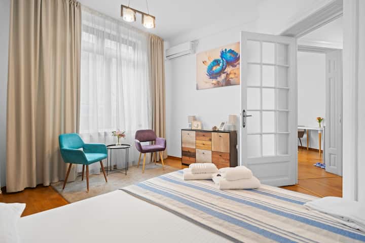Golden Residence: Old Town Apartment - Bucharest