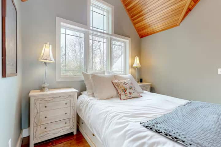 Luxury Studio | Hot Tub | Walk To Beach & Downtown - Wolfeboro, NH