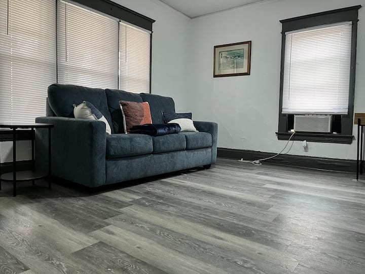 Cozy Apartment Near Downtown Rfd - Rockford, IL