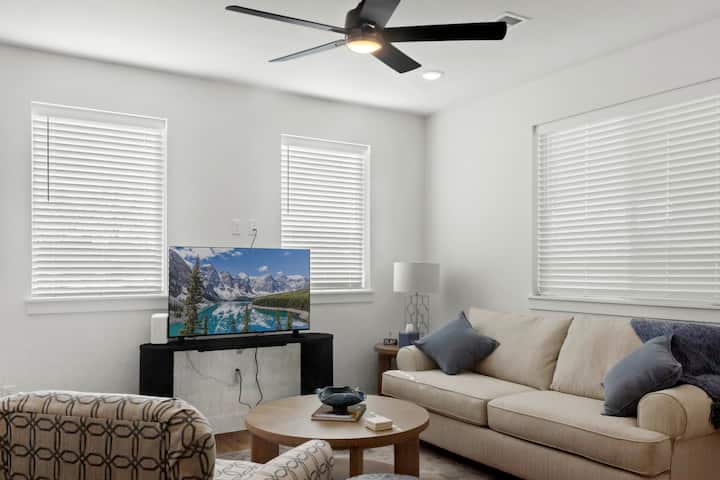 ~New~ Contemporary Townhouse - Adventure Island, Greeley