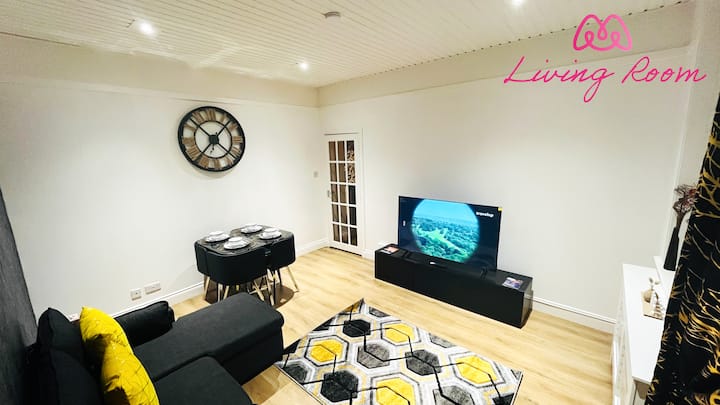 Luxury Entire Holiday Apartment - Self Checkin/out - Dunfermline