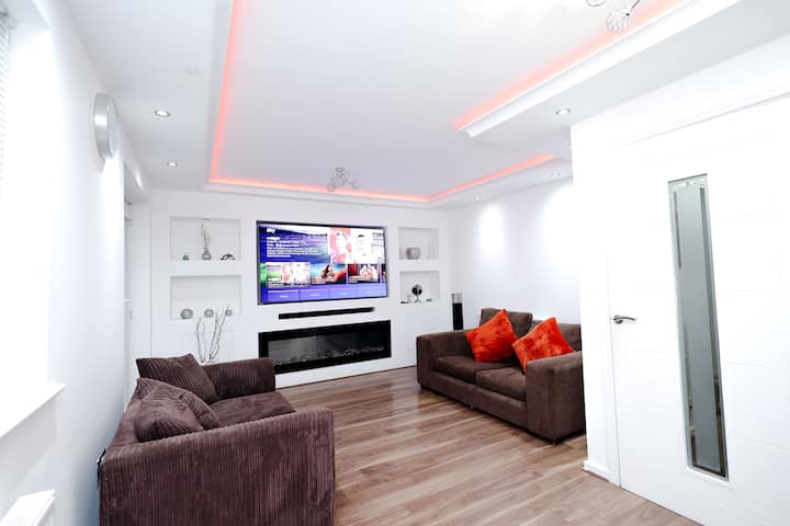 Cozy Place In Salford, Sleeps 8, 4 Bedroom, 5 Beds - Salford