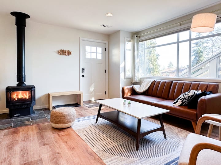 Spacious & Clean Guesthouse | King Bed & Fireplace - Bothell, WA