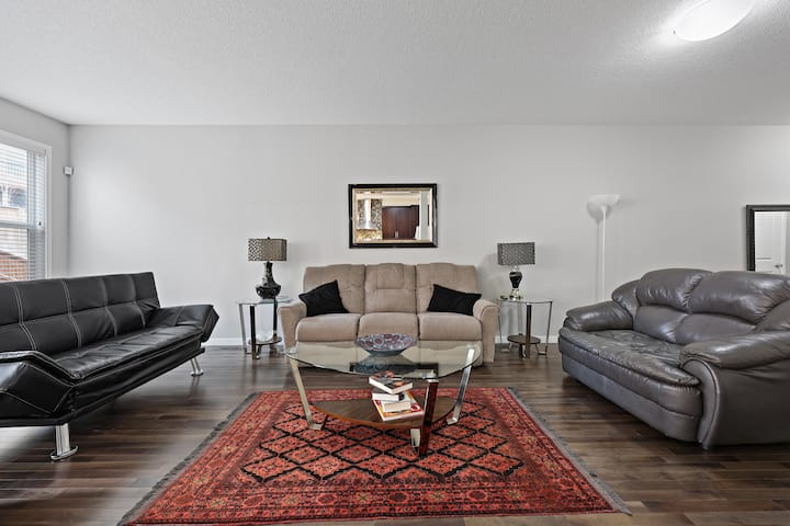 Entire Home 3bedroom With Garage & Ac 
Nw Calgary. - Calgary