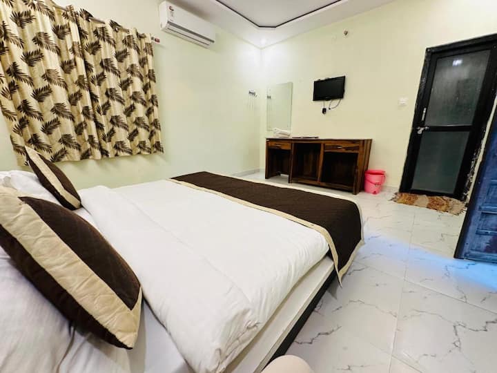 Regal Hut @ Resorts In Pushkar Near Lake And Town - Pushkar