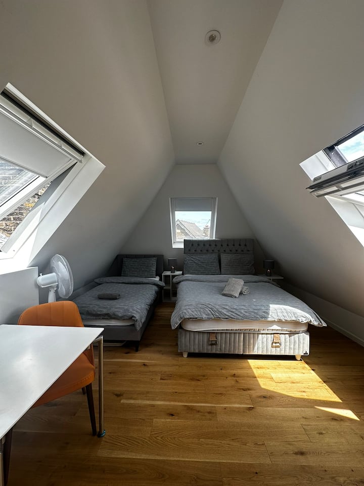 6)loft Room With Private Bathroom. - Cockfosters