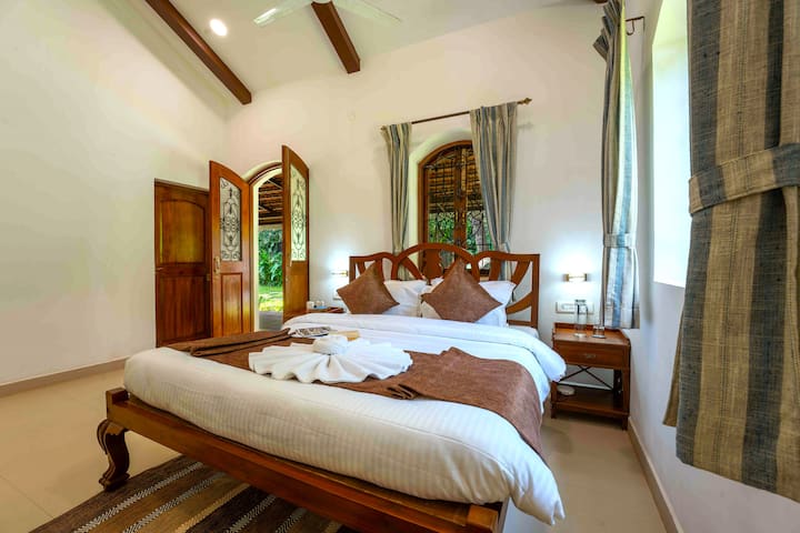 Serene 3 Bhk White Villa - Walk To Candolim Beach - Goa