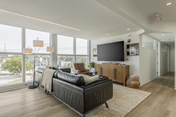 Luxury High Rise | Walkable | Free Parking + Views - Kansas City, MO