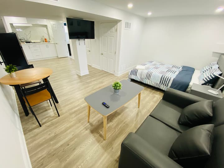 5d-3 Cheerful Suite With Smart Tv - Toronto