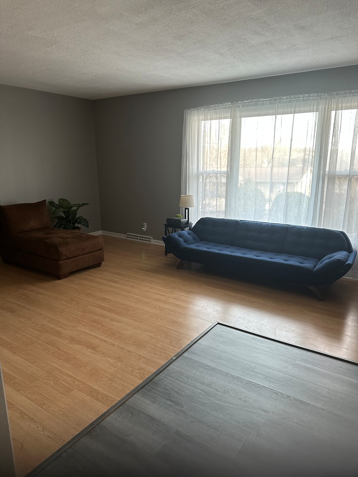 Gorgeous Carrilon Woods Bungalow - Springfield, IL