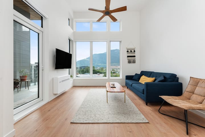 Smoke Bluffs Top Floor 1bed Condo-views, Amenities - Squamish