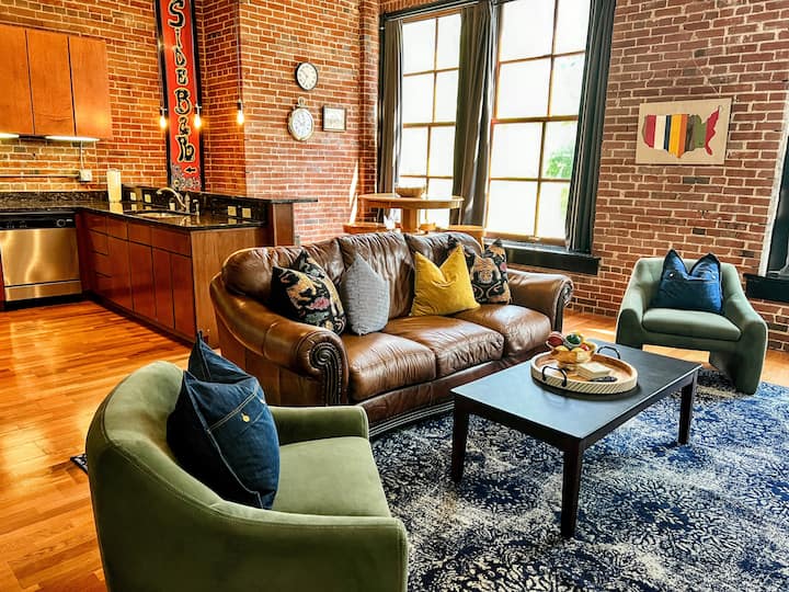 Host Family & Friends | Dwtn Stl Loft | Parking - Saint-Louis, MO
