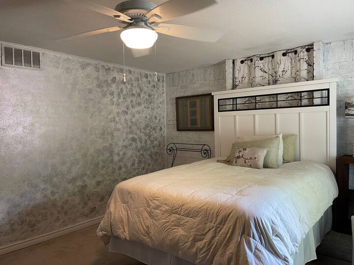Come On In - A 5 Star Find - Richardson, TX