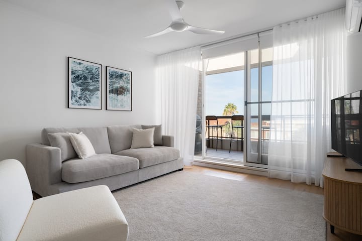 Top Floor Freshly Renovated Unit -