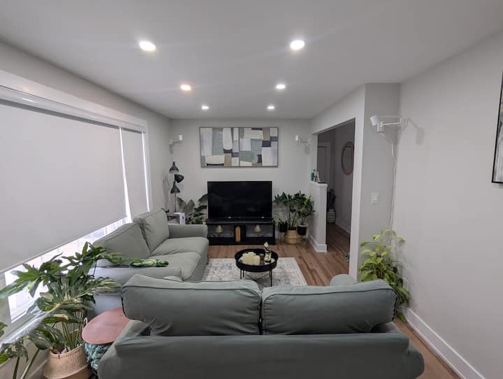 The Leafy Lodge – Private Queen Room - Toronto