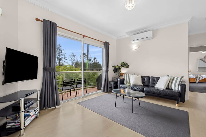 Stylish Coastal Retreat In The Heart Of Broadbeach - Broadbeach