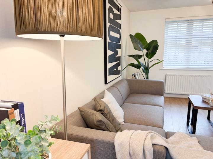 4br Home • Free Parking • Near Etihad/co-op Live - Oldham