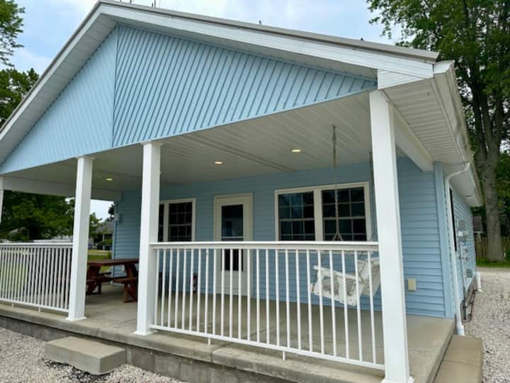 Blue Cottage | Walk To Gotl Strip | Guest Fav - Geneva, OH