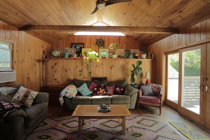 Cozy Bungalow A Few Mins Walk To The Beach & Town - Montauk, NY
