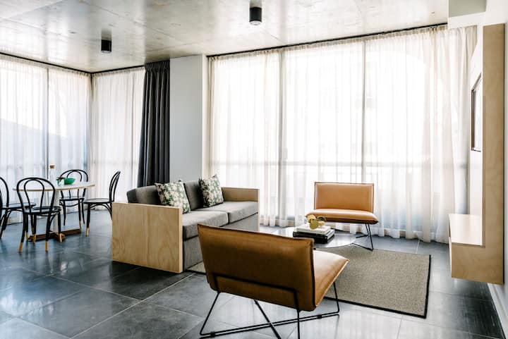 Urban One Bedroom Apartment With Balcony & Kitchen - Sydney