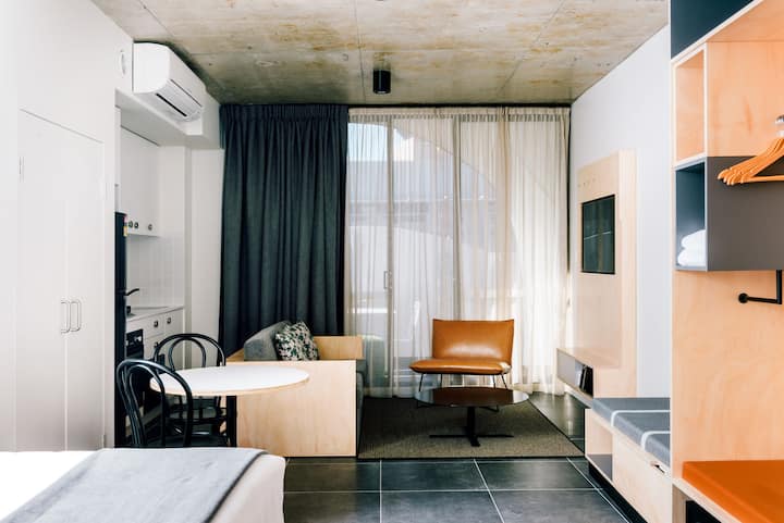Open Plan Suite With Balcony, Kitchen & Lounge - Sydney