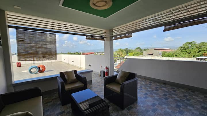 Spazio-penthouse W/ Outdoor Lounge & Open Roofdeck - Liloan