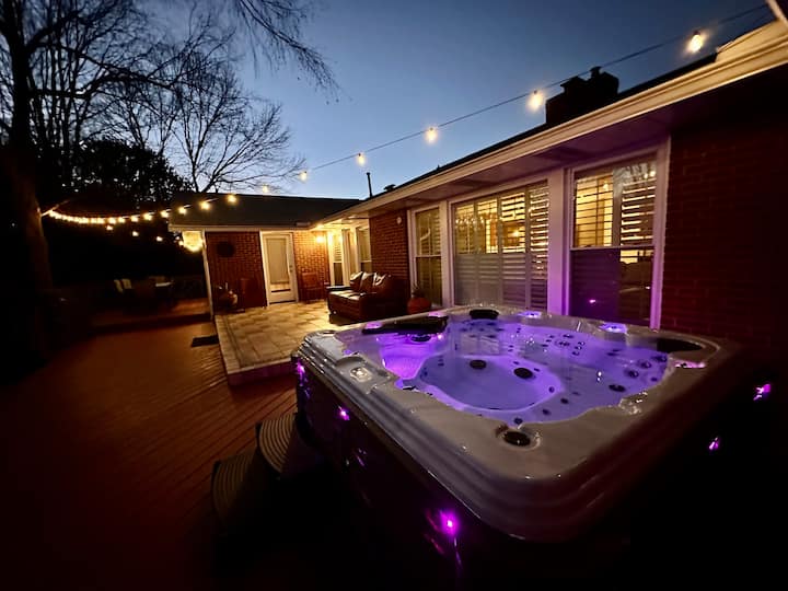 Cottage Garden W/ Hot Tub & Grill - 4 Bedrooms - Charlotte, NC
