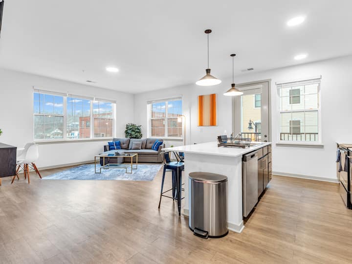 Peaceful Top-floor 2bd Getaway Close To Downtown - Lafayette