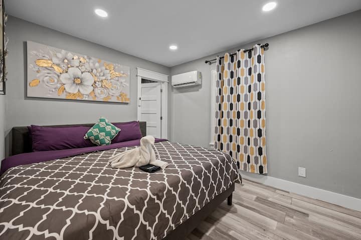 Cozy & Chic Apt King Bed -Free Parking - Gulfton - Houston