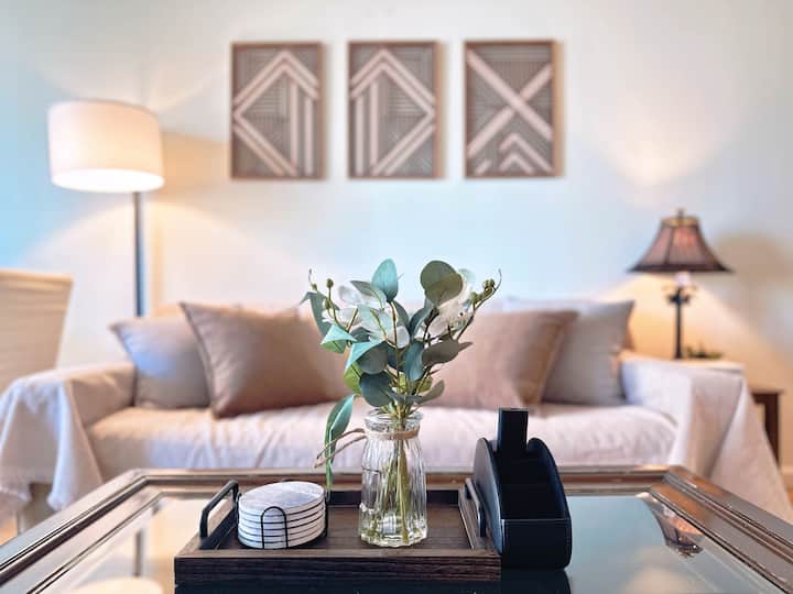 Tropical Escape In Waikiki With Free Parking - Honolulu, HI