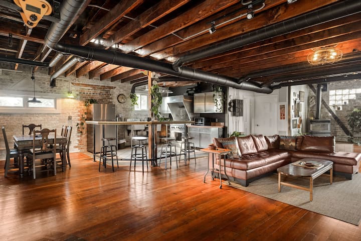 Unique 2-bdr Historic Warehouse Loft With Terrace! - Windsor, ON, Canada