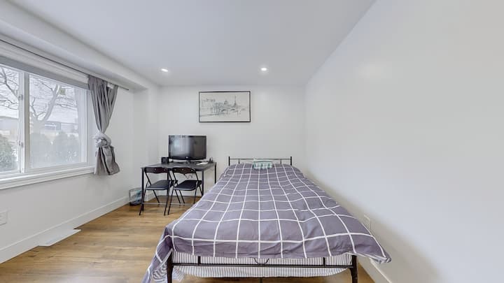 Near Don Mills Subway Private Ensuite Bathroom /4 - Markham