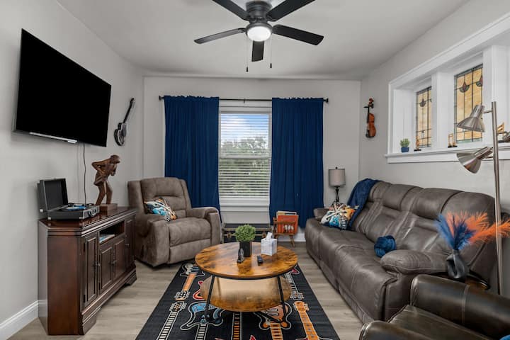 Musician Lounge W/king Bed Near The Hill - St. Louis, MO
