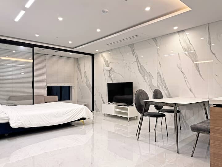 최대 4명/ 거실/  더블침대 2개 침실 분리형 - Seoul