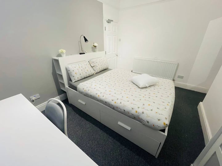 4-bedroom | Sleeps 8 | Near City Center - Liverpool
