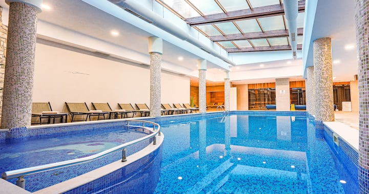 Rare 1-br, 2-bath, Dluxe Ski Maisonette With A/c - Bansko