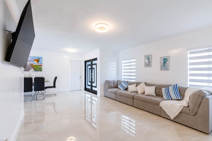 Escape To Miami/heather+pool/9pl/bbq/pool Table. - The Bahamas